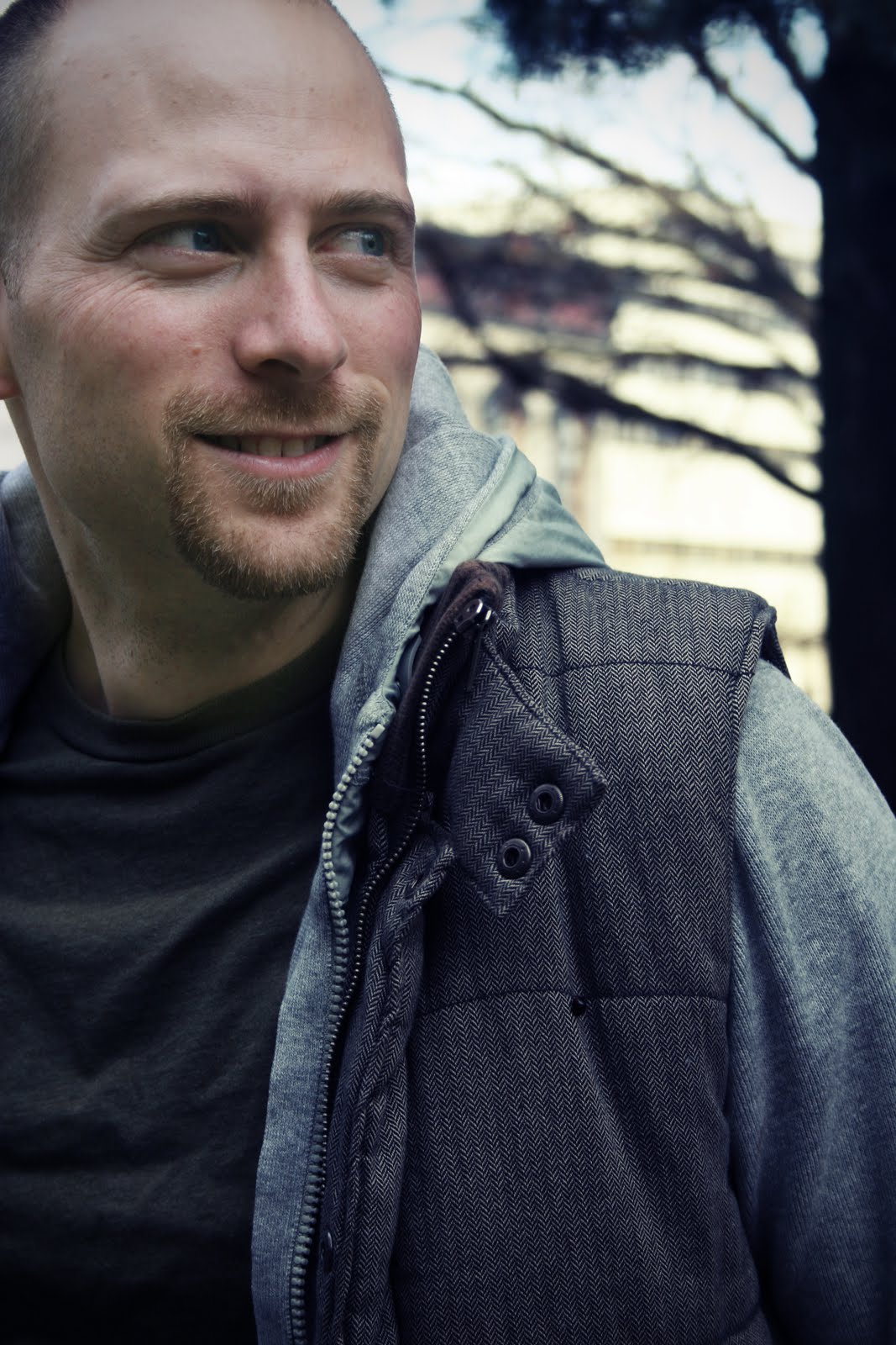 grey door: ::hitting the big time:: chris dickson