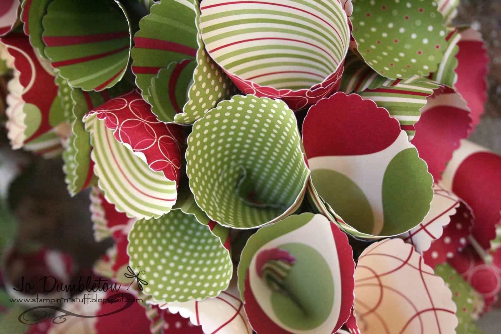 Stampin' 'n Stuff: Christmas Paper Wreath