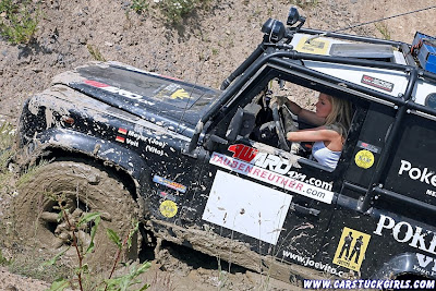 Land Rover Girls: Hot Blonde in Land Rover Defender