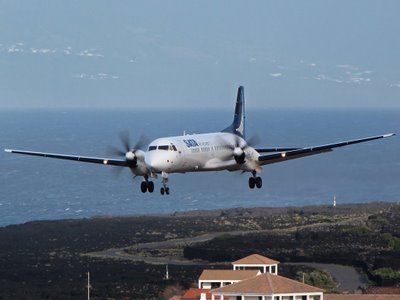 Notícias dos Açores: Aeroporto do Pico recebe primeiro voo comercial ...