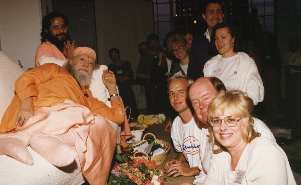 Paramahamsa Hariharananda: Baba helping others