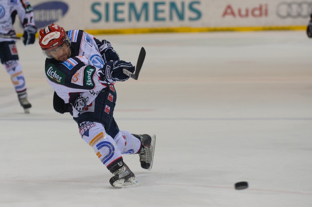 Joerg Mattick: Pierre-Luc Sleigher (Kussel Huskies) beim schuss auf das Tor