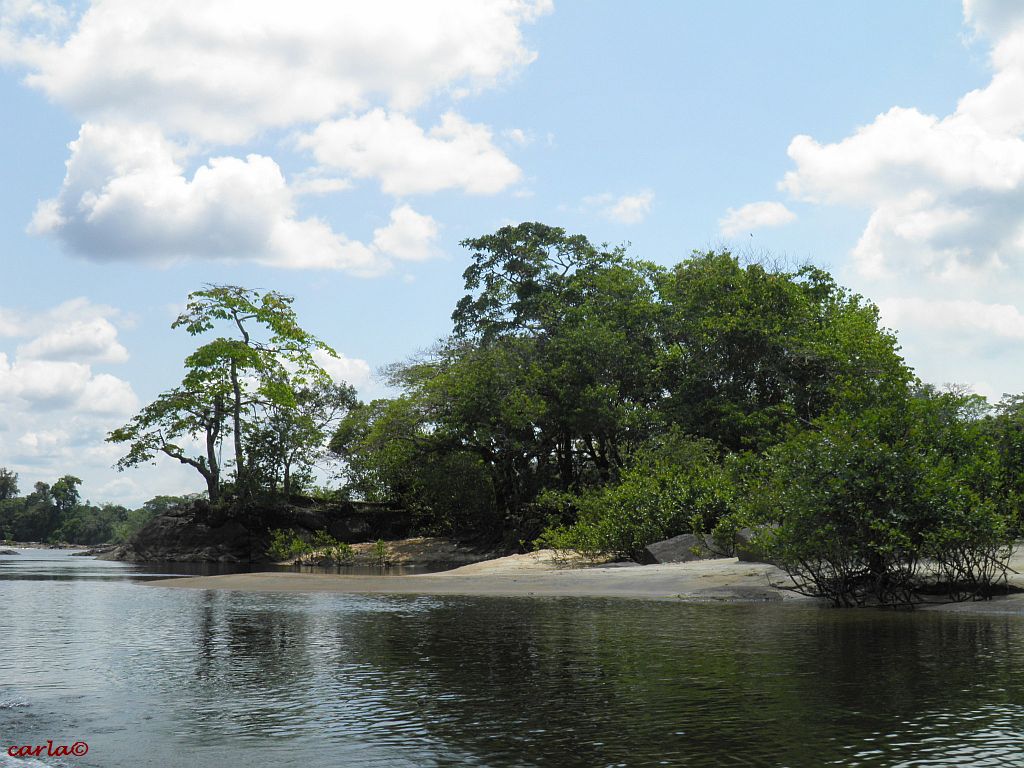 SURINAME: SURINAME RIVIER in het BINNENLAND