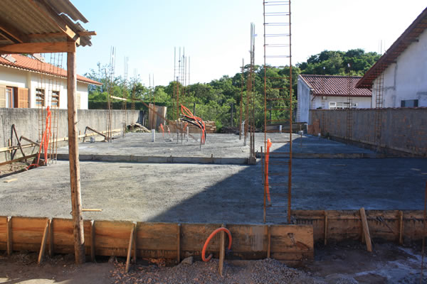Construindo em Floripa: Laje concretada, tijolos e sumidouro