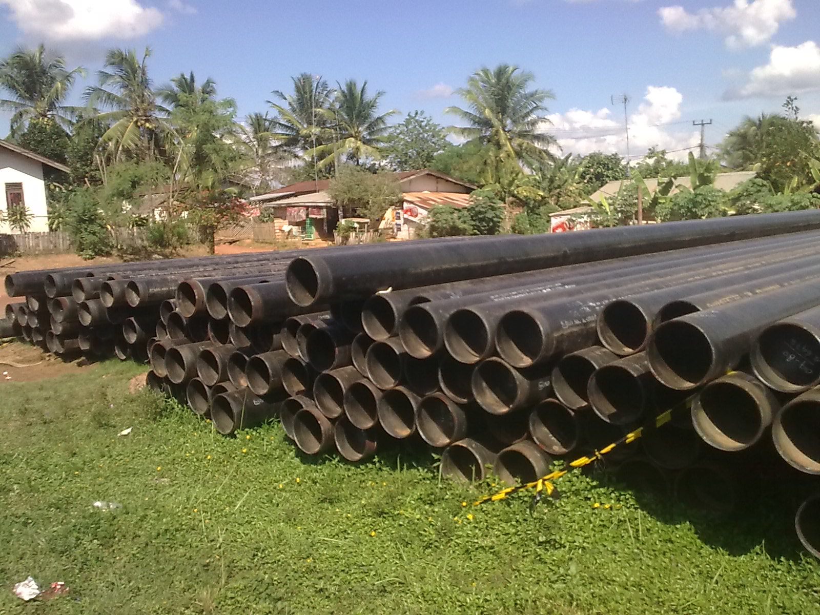 GRISSIK - SOUTH SUMATRA INDONESIA: Stock Pipe di S2.85160 E104.14903