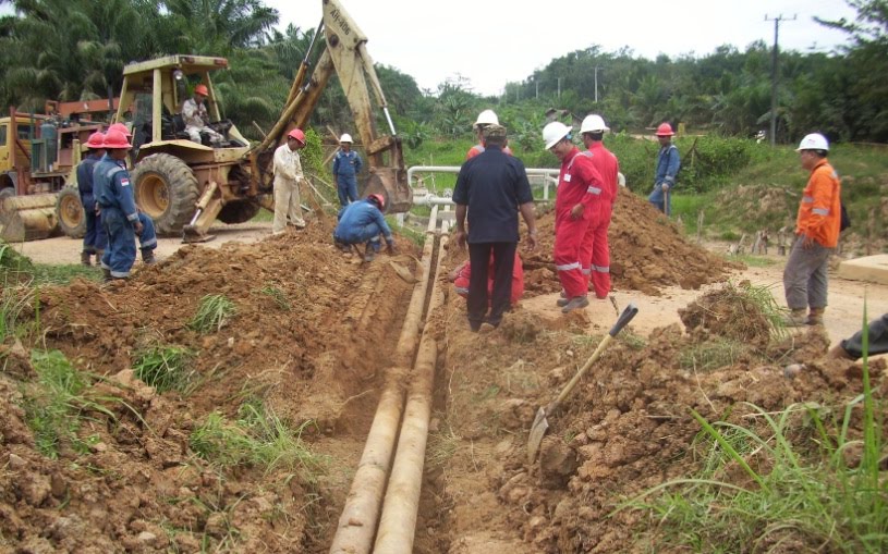 GRISSIK - SOUTH SUMATRA INDONESIA: Manual Excavation - Lowering Mix ...
