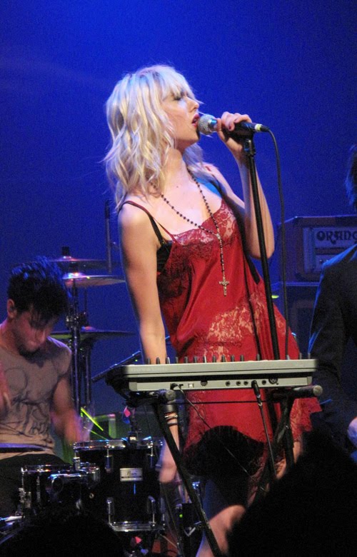 Crazy Days And Nights Taylor Momsen Flashes An Audience