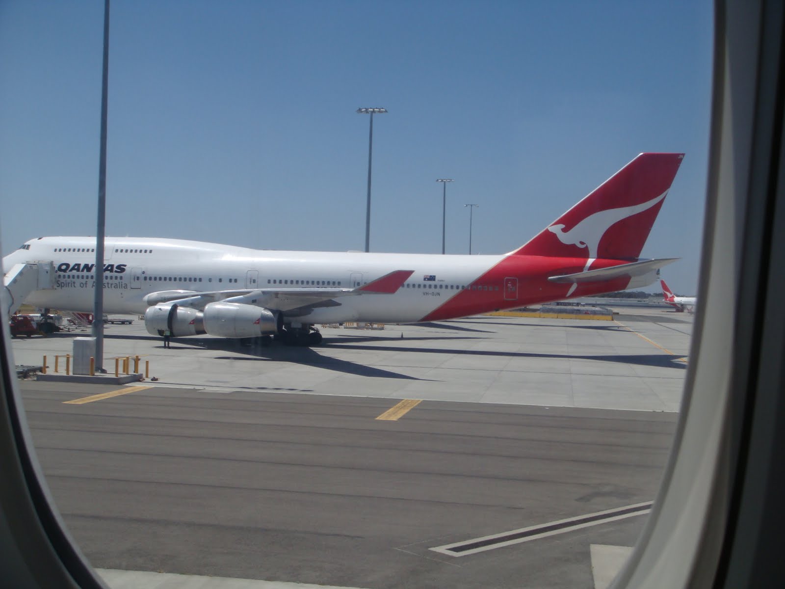 Thai 465 ( TG465 ) - Bangkok to Melbourne Boeing 777-300 Royal Silk Class