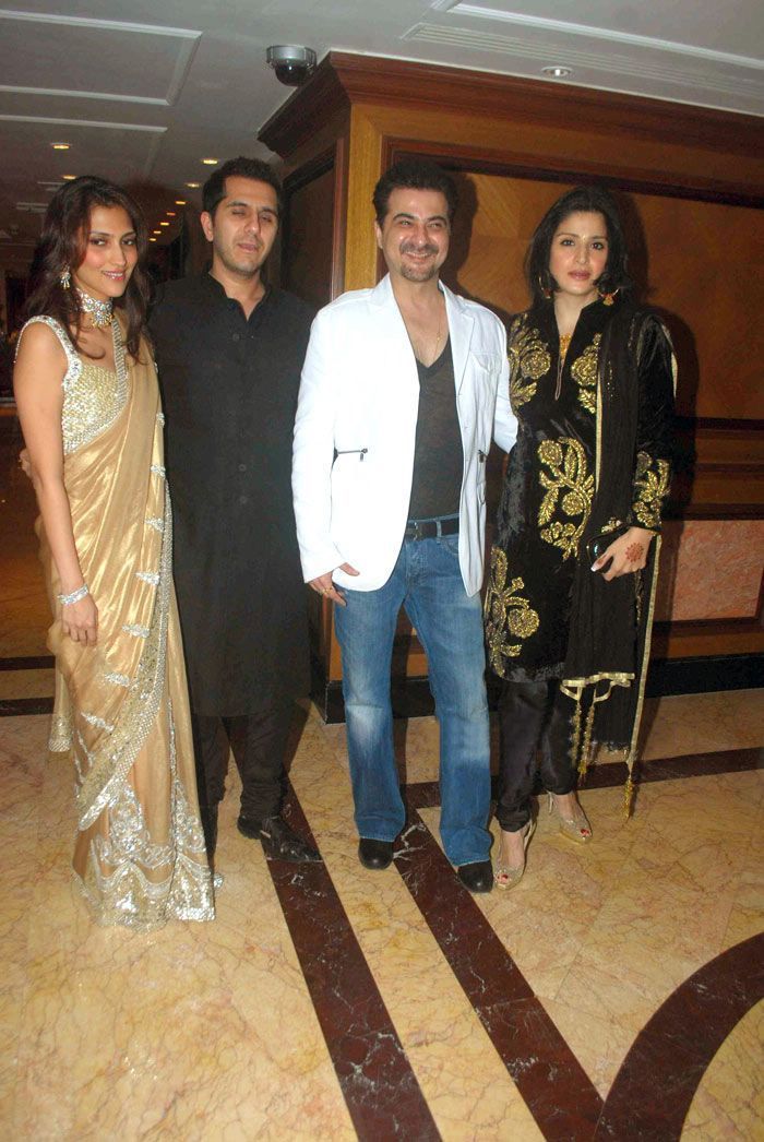 Bollywood Celebs at Sameer Soni and Neelam Kothari's Wedding Reception ...