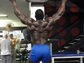world bodybuilders pictures: alvin small boybuilder practicing in the gym