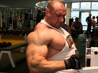 world bodybuilders pictures: handsome bodybuilder petr brezna in gym
