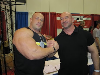 world bodybuilders pictures: bodybuilder david gellman with friends in gym