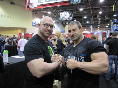 world bodybuilders pictures: bodybuilder david gellman with friends in gym