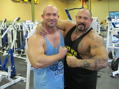 world bodybuilders pictures: bodybuilder david gellman with friends in gym