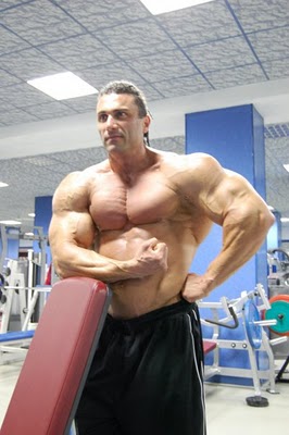 world bodybuilders pictures: bodybuilder ALESSANDRO GRASSI during practice