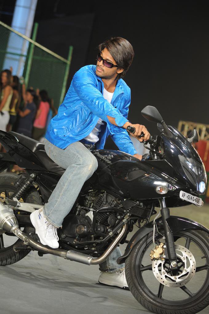 allu arjun's varudu latest movie stills gallery~4