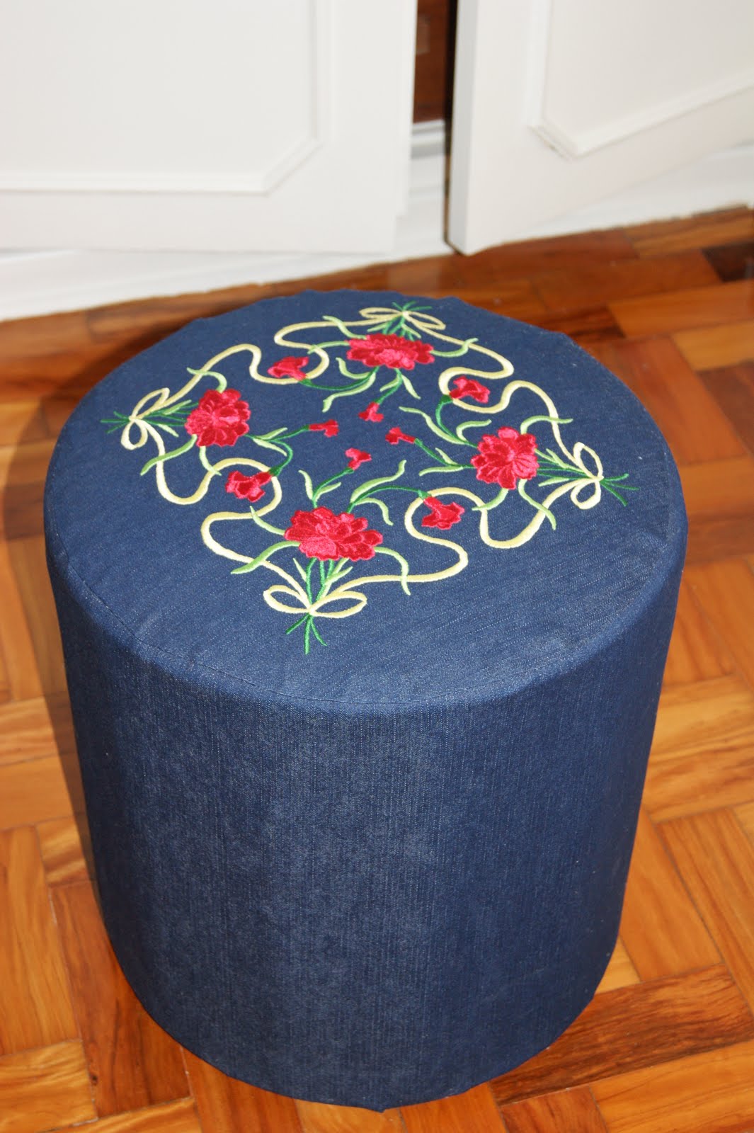 Vicentina-Artesanato: Puff jeans bordado