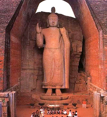 Visit Sri Lanka - Sacred places: Awukana Buddha Statue