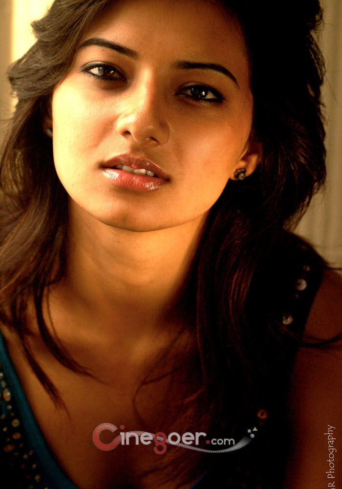 Isha Chawla Gallery, Isha Chawla Stills, Isha Chawla Stills Telugu ...