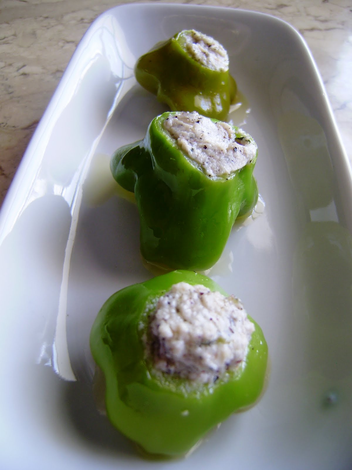 ZAKUSKAS: Pimenta Cambuci recheada com Chancliche