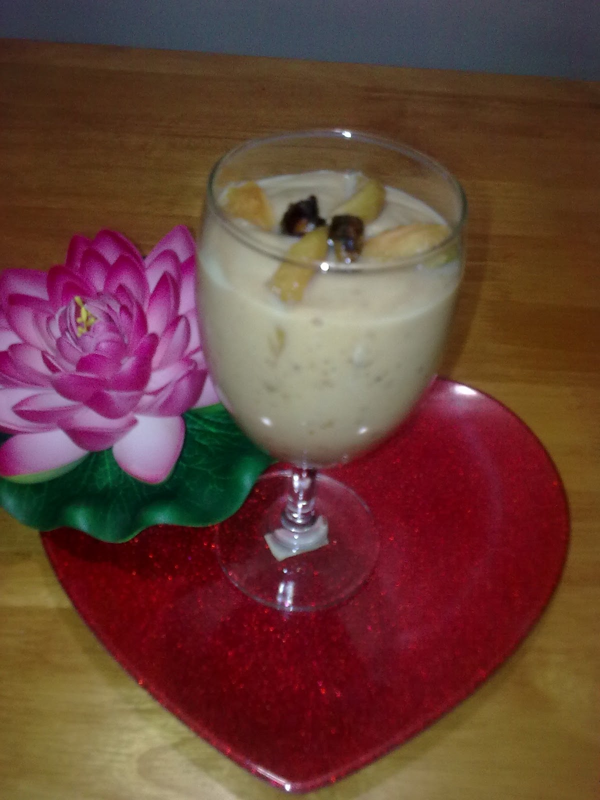 Meenal's blog..: Cheeku-khajur milk shake :-)