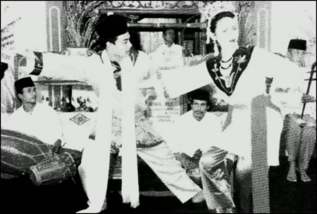 Berkas - Berkas: Mengenal Sejarah Tari Cokek Dari Tangerang , Banten.