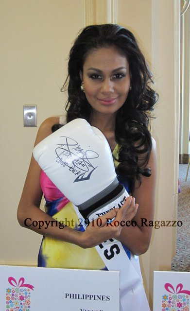 MONARCAS DEL UNIVERSO: Miss Universo 2010 - Subasta de Caridad