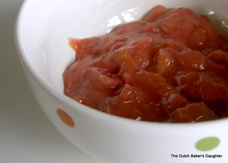The Dutch Baker's Daughter: Strawberry-Rhubarb Cupcakes