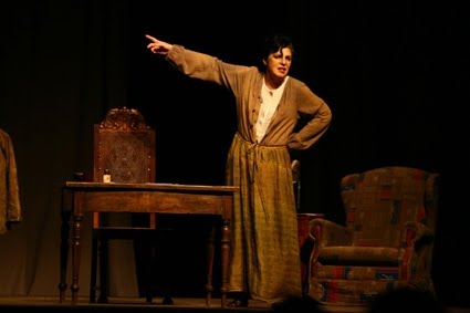 VERSÃO CULTURAL: Esther Góes em "Weigel" no CCSP