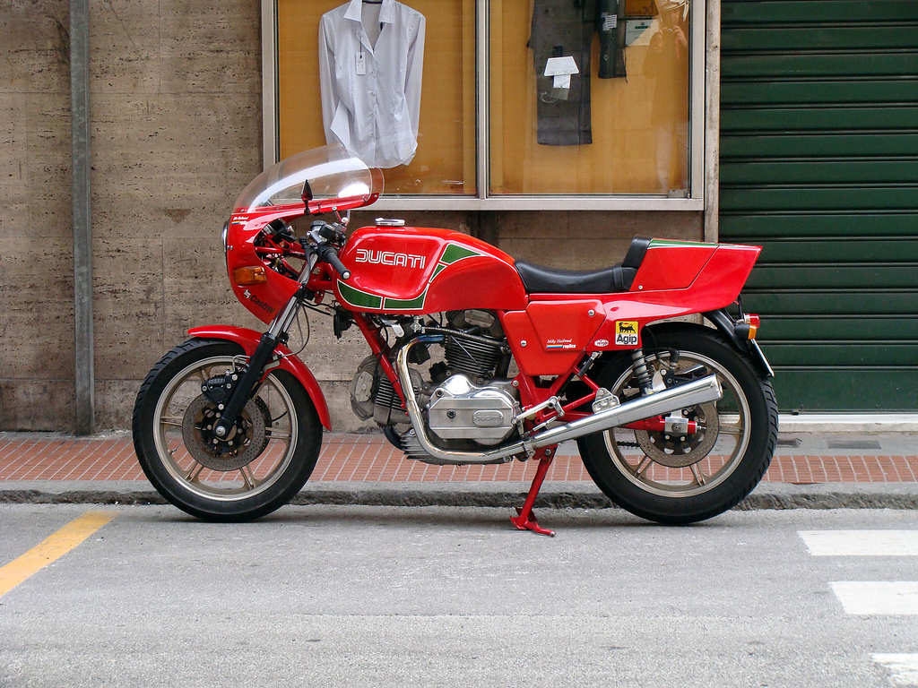 LUTON: VINTAGE ITALIAN RACING BIKE