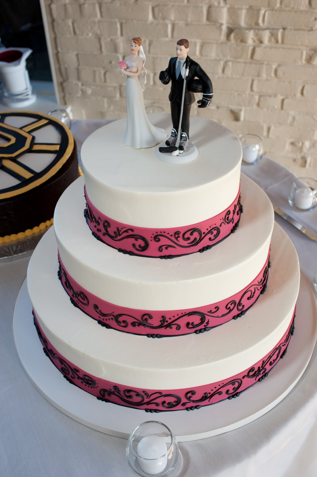 Dessert Works Bakery: Bruins Groom's cake