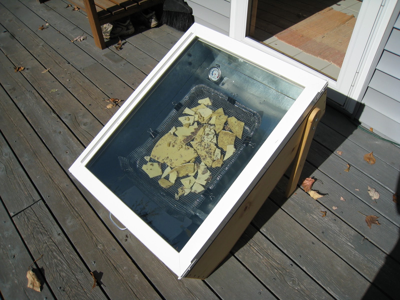 keeping wild things in a box ™: My Solar Wax Melter!