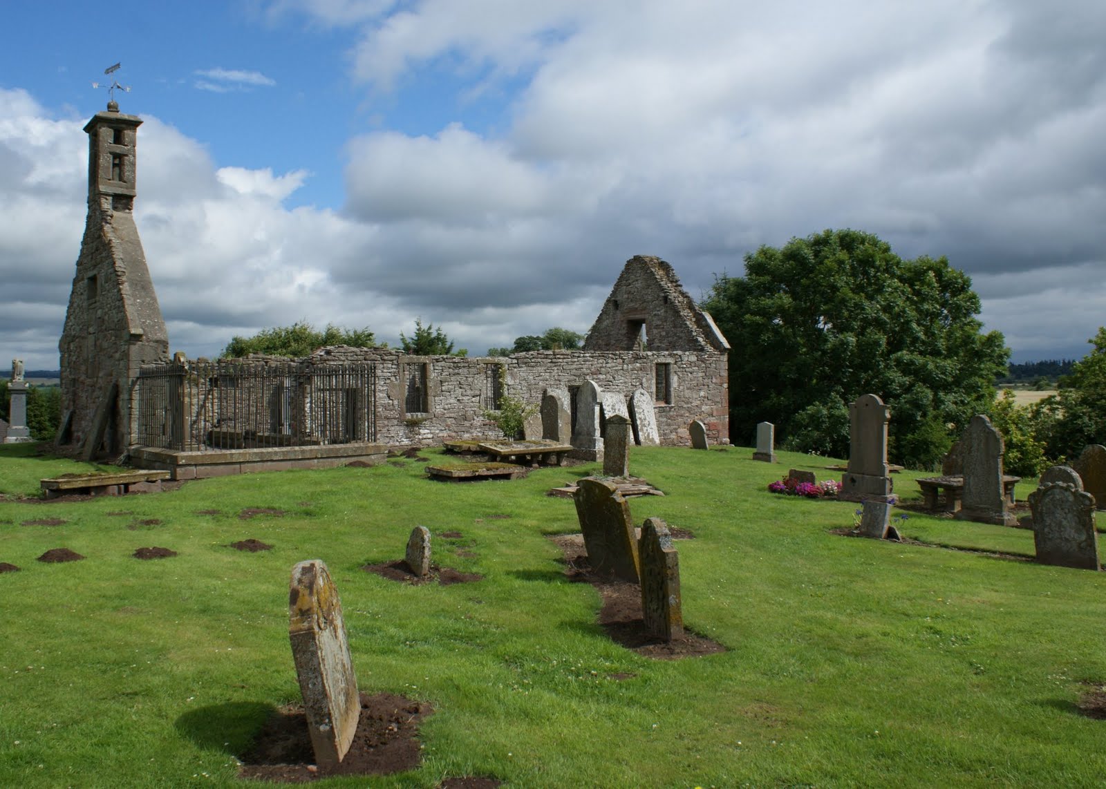 Tour Scotland: Tour Scotland Photograph Video Eassie Church And Cemetery