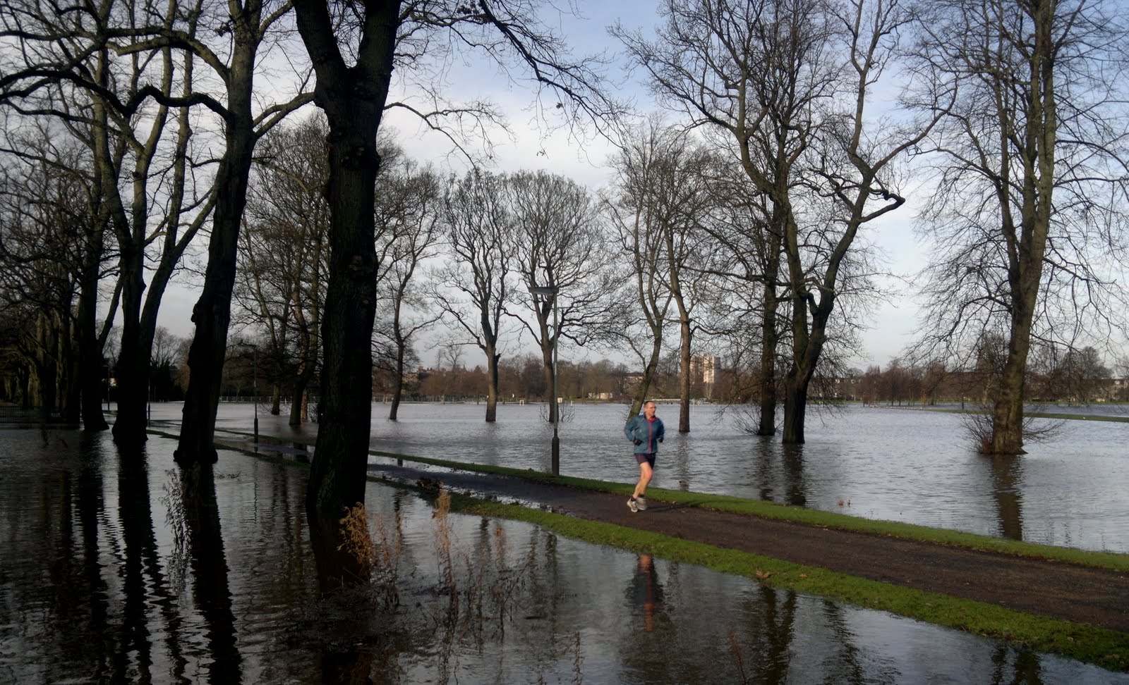 Tour Scotland: Tour Scotland Photograph Runner South Inch Perth