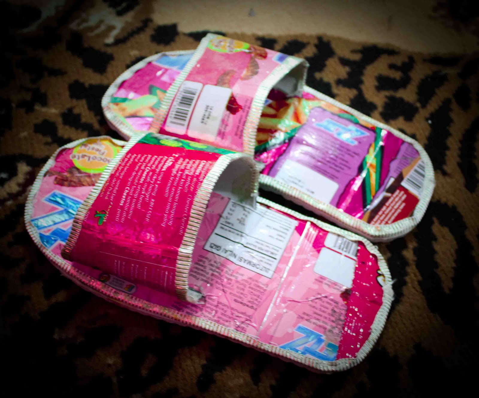 Tugas SMA PLUS YPHB: CARA MEMBUAT SENDAL DARI BUNGKUS MAKANAN BEKAS