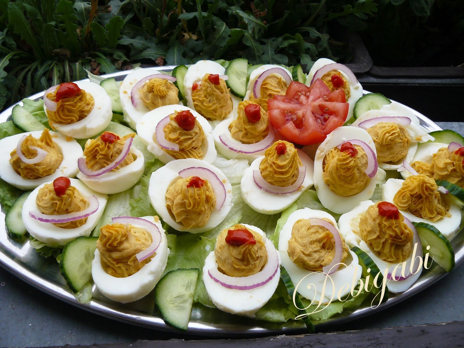 Vegyes saláta: Töltött tojás