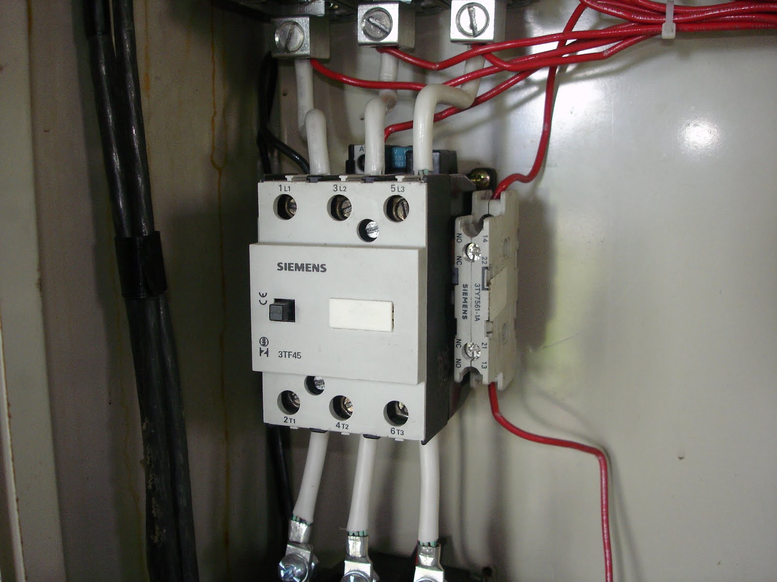 Circuitos Eléctricos 1: Contactores