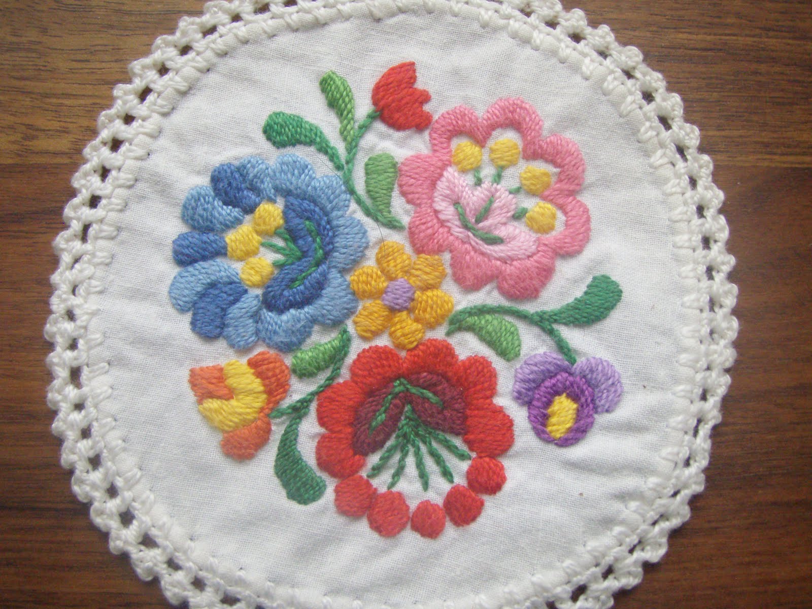 Den glade Bondepige: Broderier og væverier