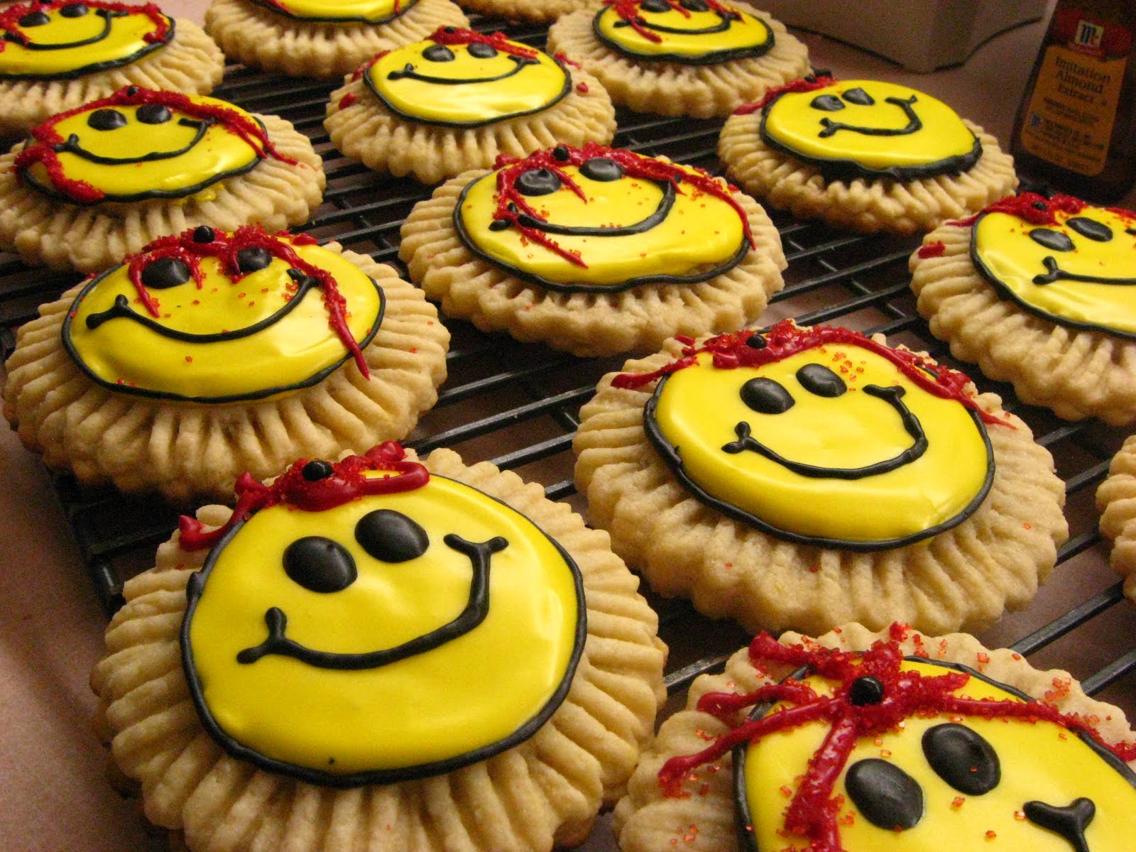 MandiCrocker: IT'S IPOD'S BIRTHDAY!!!: Bleeding Happy Face Cookies