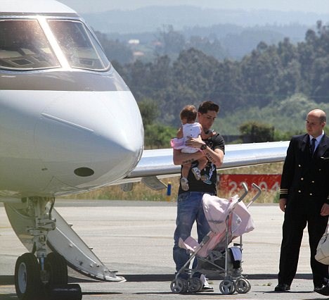 TeenCelebBuzz: Fernando Torres: Family Fun In Spain