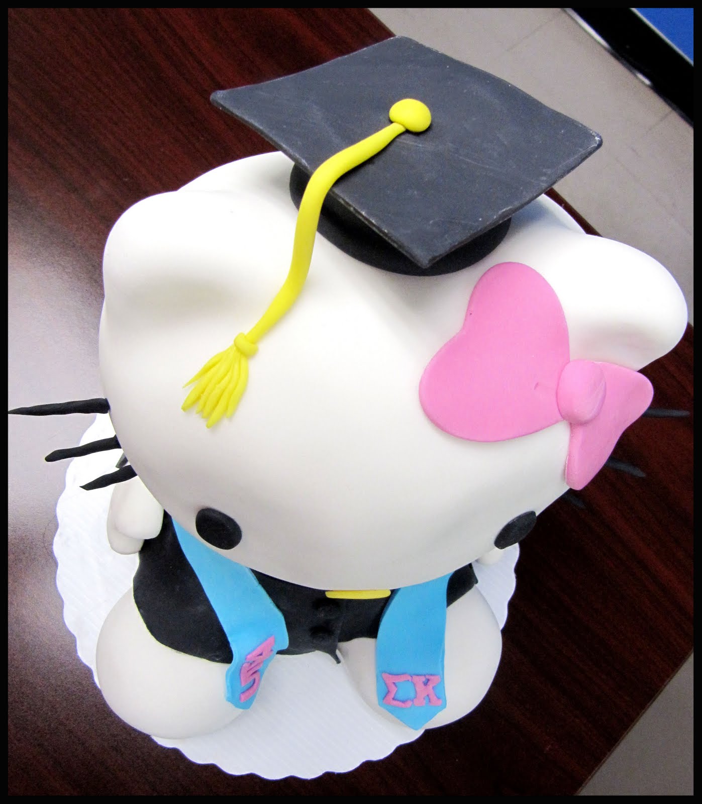 Kakes by Klassic: Hello Kitty UTSA Sigma Kappa grad kake :)