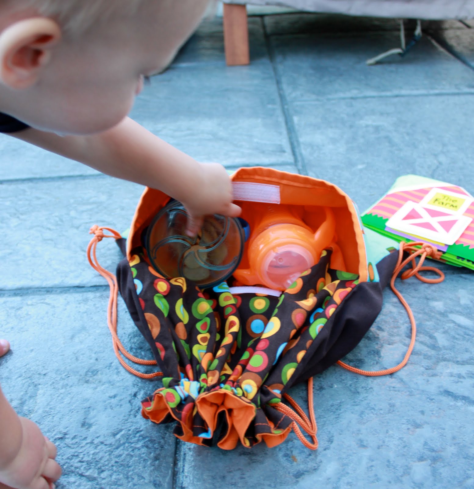 everywhere orange: Drawstring Backpack