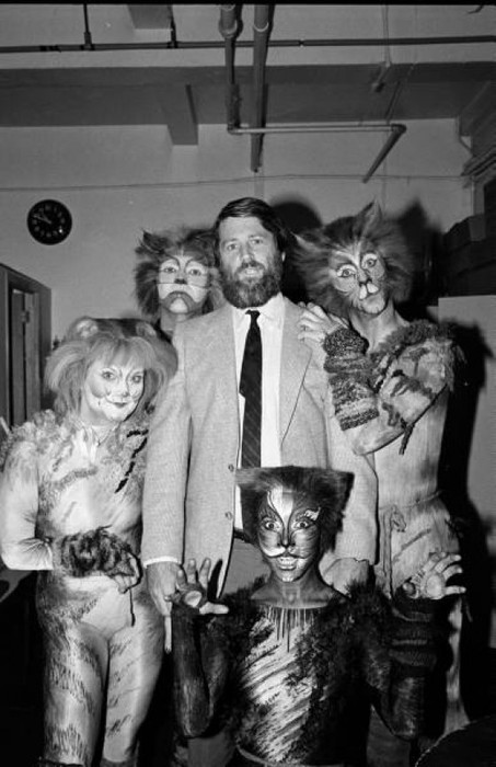 Empathetic Egotists: Famous People show off their pu....cats.