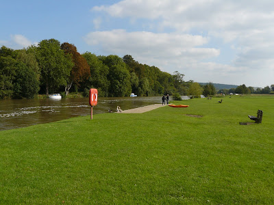 Walking in the country: Pangbourne to Reading Bridge (Berkshire Way 9)