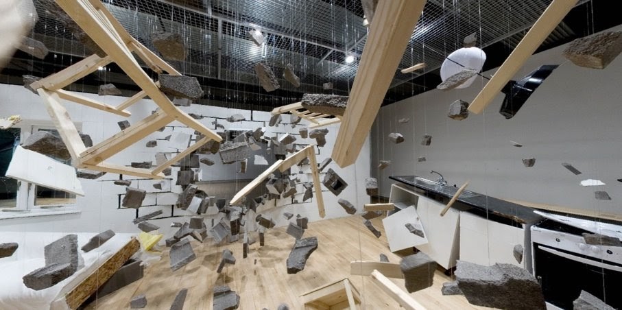 nevertheless: Panorama of an exploded Show Room