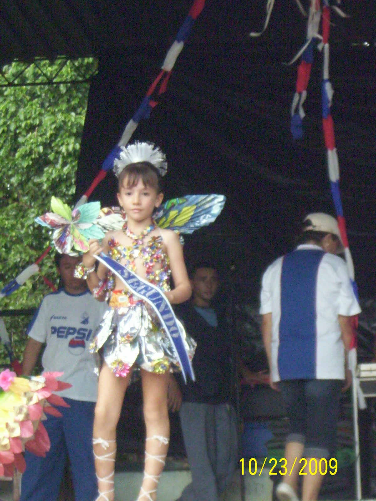 Traje llanero con material reciclable - Imagui