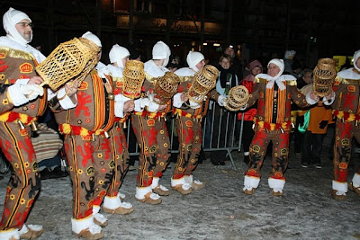 AVEC UN OEIL: Le rondeau final
