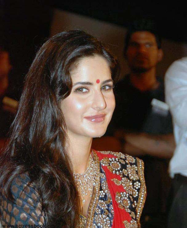 Stunning look Bollywood queen Katrina Kaif latest red saree stills ...