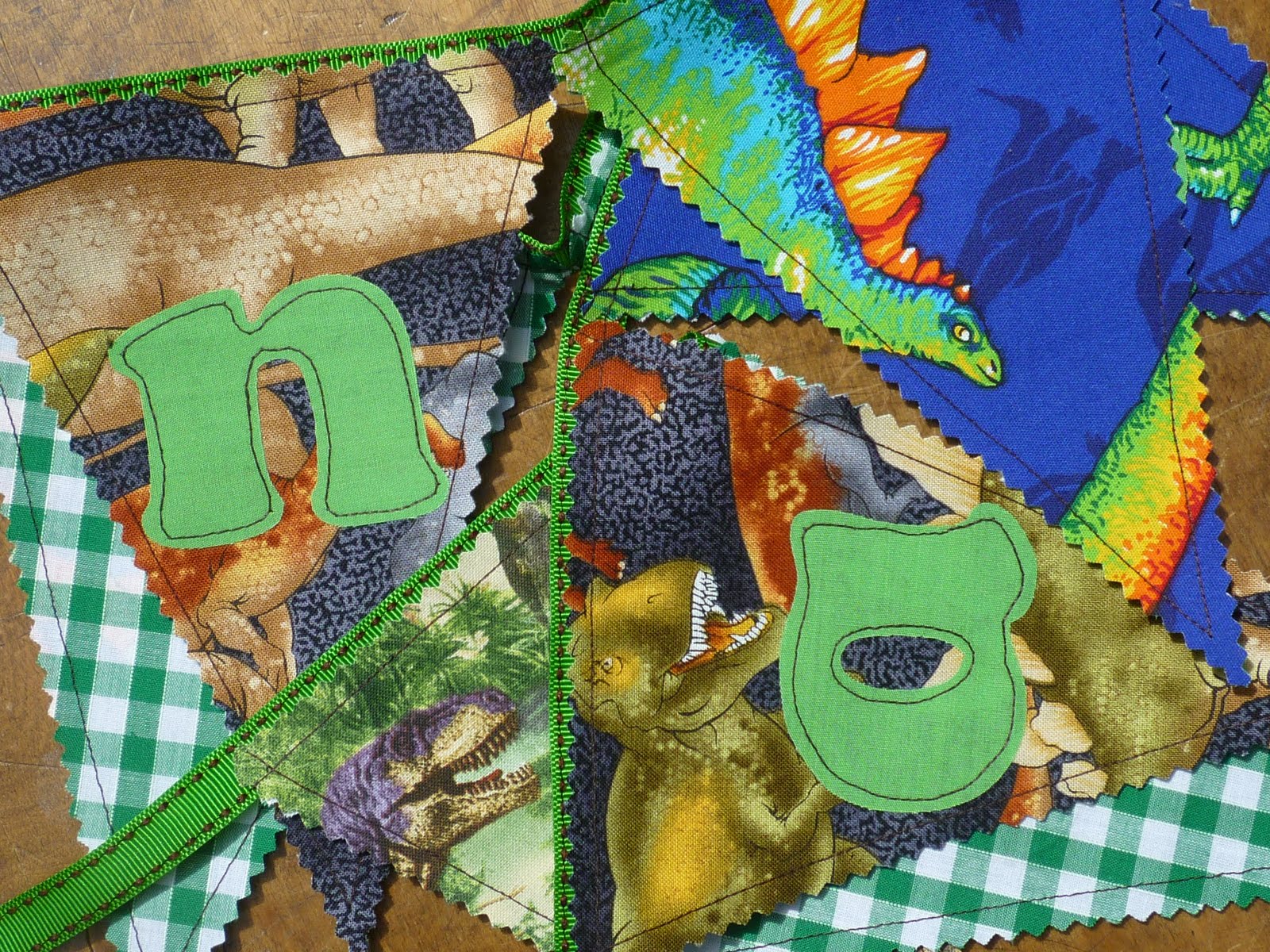 *starking crafty and party*: dinosaur bunting flags