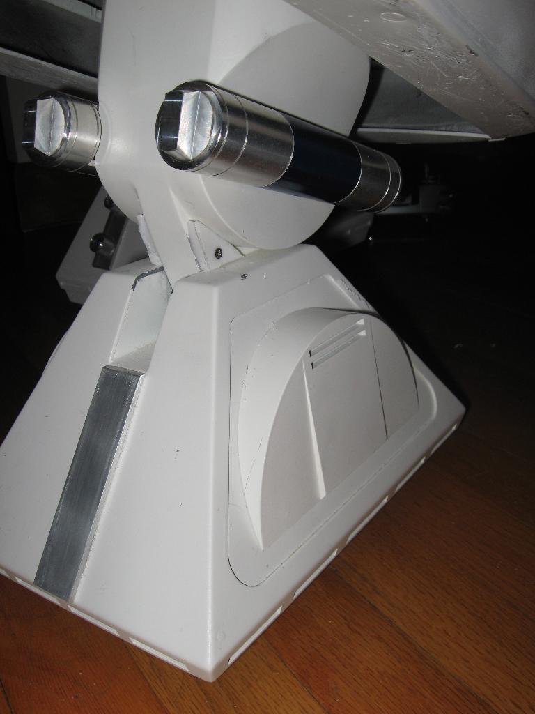 Paul's R2-D2 Project: R2-D2 maintenance! Locking the ankles and ...